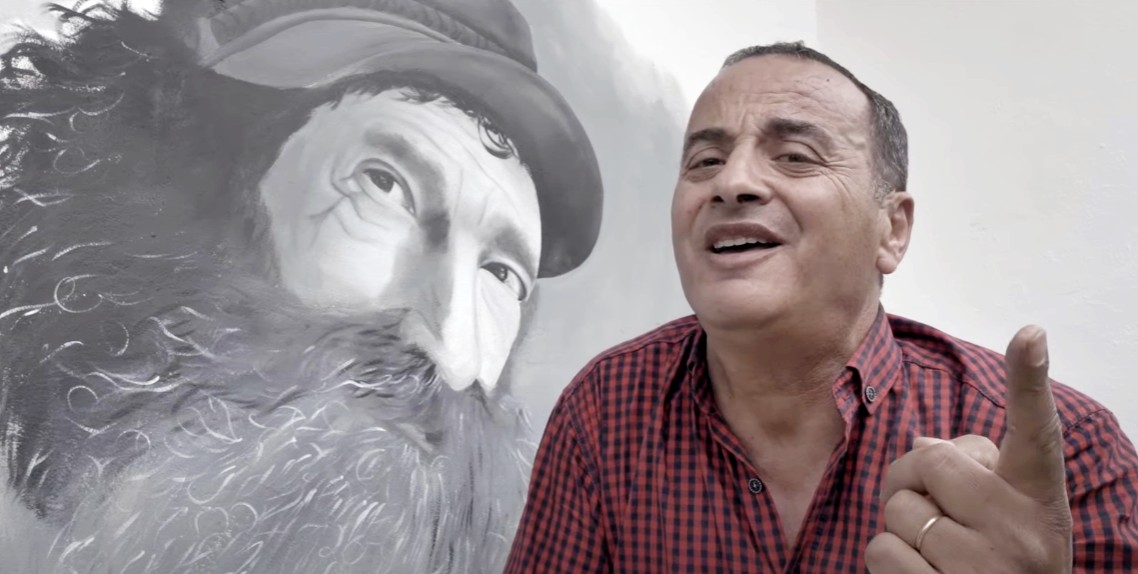 CLIP — Le journaliste Djamel Alilat chante en hommage à Ahmed Lahlou et ...